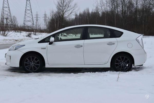 White Toyota Prius 2013 in Vilnius, with an engine capacity of 1.80 L and mileage of 264 thousand km for 7950 €, photo 7 on AUTOMOTO.COM.LV