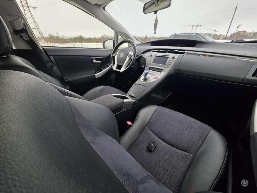 Balts Toyota Prius 2013 Viļņa, ar dzinēja tilpumu 1.80 L un nobraukumu 264 tūkst. km par 7950 €, foto 11 vietnē AUTOMOTO.COM.LV