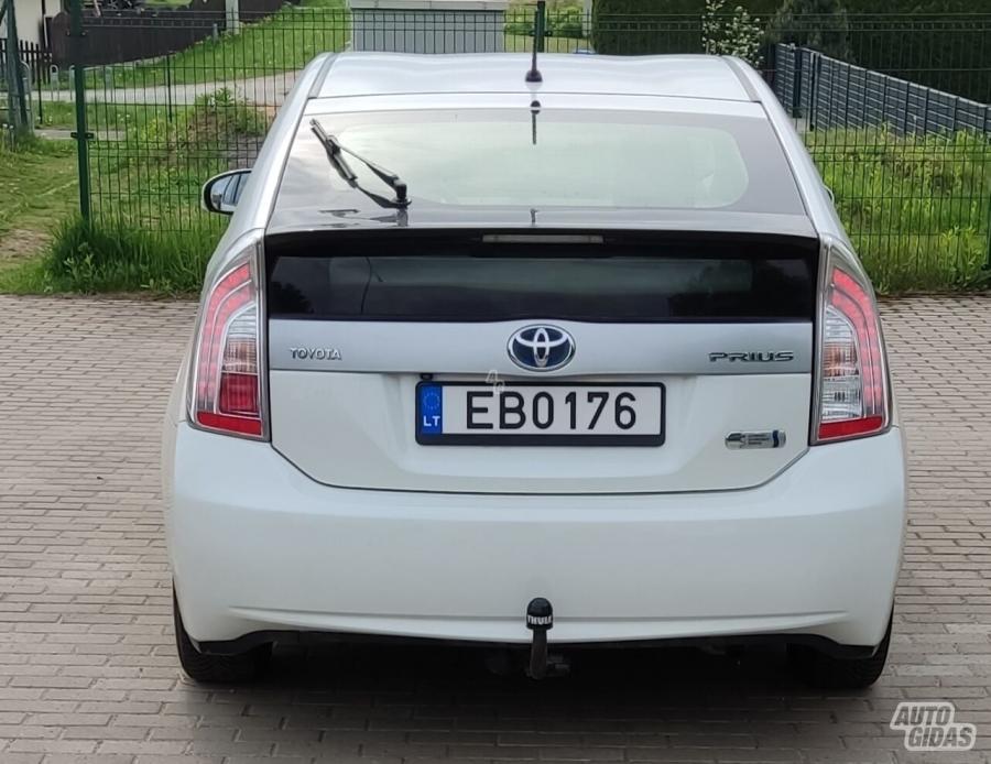 Balts Toyota Prius 2013 Viļņa, ar dzinēja tilpumu 1.80 L un nobraukumu 247 tūkst. km par 7777 €, foto 1 vietnē AUTOMOTO.COM.LV