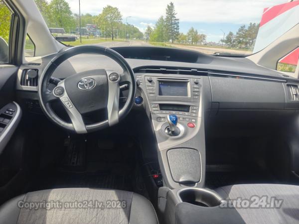 White Toyota Prius 2013 in Tallinn, with an engine capacity of 1.80 L and mileage of 169 thousand km for 9999 €, photo 9 on AUTOMOTO.COM.LV
