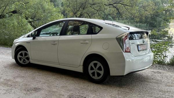 Balts Toyota Prius 2013 Viļņa, ar dzinēja tilpumu 1.80 L un nobraukumu 299 tūkst. km par 5500 €, foto 2 vietnē AUTOMOTO.COM.LV