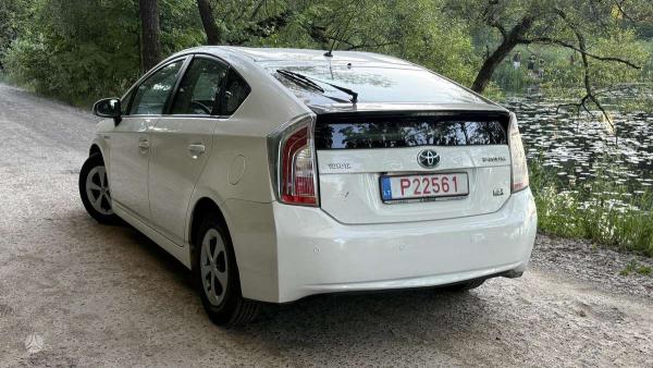 Balts Toyota Prius 2013 Viļņa, ar dzinēja tilpumu 1.80 L un nobraukumu 299 tūkst. km par 5500 €, foto 3 vietnē AUTOMOTO.COM.LV