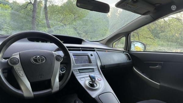 Balts Toyota Prius 2013 Viļņa, ar dzinēja tilpumu 1.80 L un nobraukumu 299 tūkst. km par 5500 €, foto 9 vietnē AUTOMOTO.COM.LV