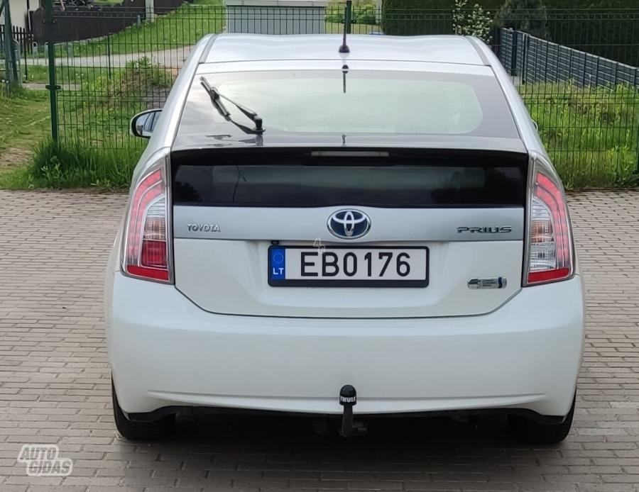 White Toyota Prius 2013 in Vilnius, with an engine capacity of 1.80 L and mileage of 247 thousand km for 7499 €, photo 4 on AUTOMOTO.COM.LV