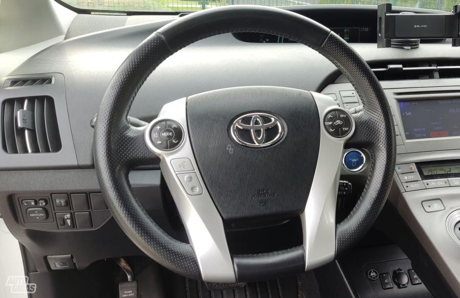 White Toyota Prius 2013 in Vilnius, with an engine capacity of 1.80 L and mileage of 247 thousand km for 7499 €, photo 6 on AUTOMOTO.COM.LV