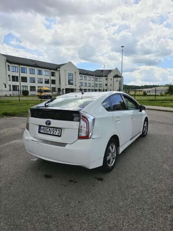 White Toyota Prius 2013 in Vilnius, with an engine capacity of 1.80 L and mileage of 257 thousand km for 5500 €, photo 3 on AUTOMOTO.COM.LV