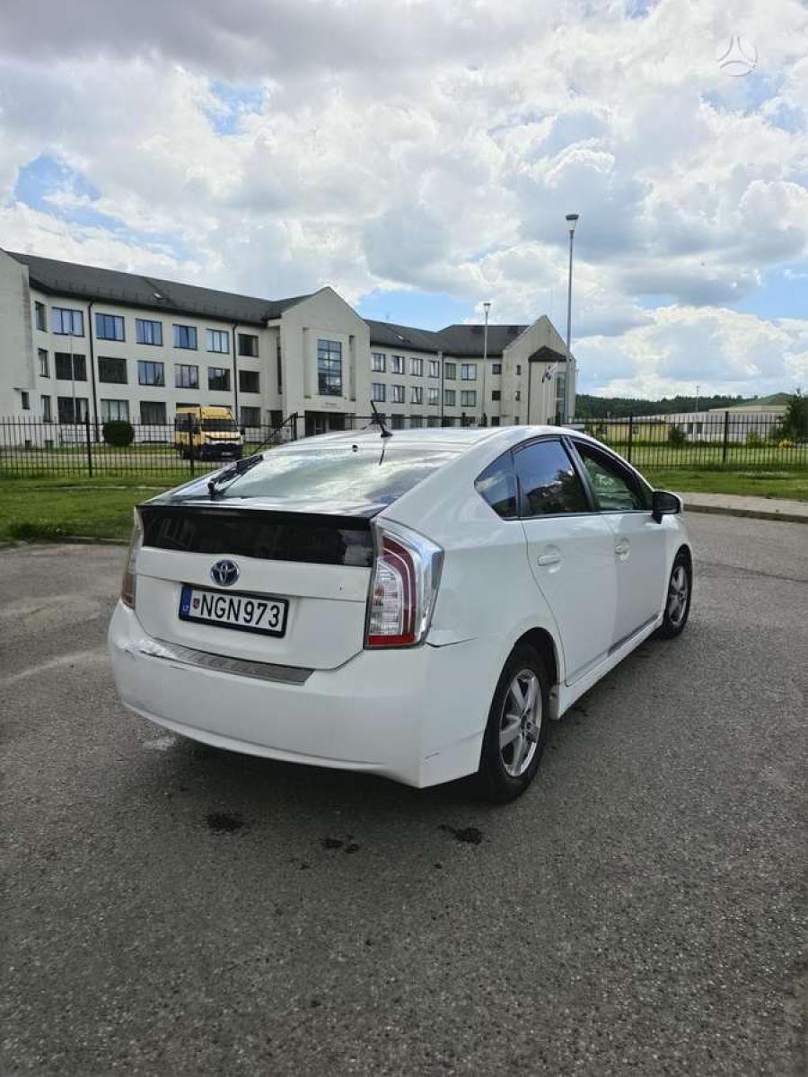 Balts Toyota Prius 2013 Viļņa, ar dzinēja tilpumu 1.80 L un nobraukumu 257 tūkst. km par 5500 €, foto 4 vietnē AUTOMOTO.COM.LV