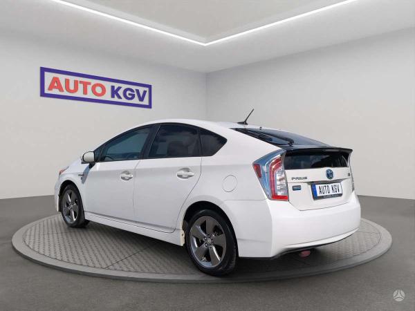 White Toyota Prius 2013 in Vilnius, with an engine capacity of 1.80 L and mileage of 98 thousand km for 8499 €, photo 3 on AUTOMOTO.COM.LV