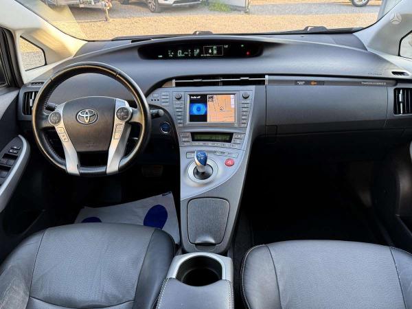 White Toyota Prius 2013 in Kaunas, with an engine capacity of 1.80 L and mileage of 330 thousand km for 7600 €, photo 8 on AUTOMOTO.COM.LV