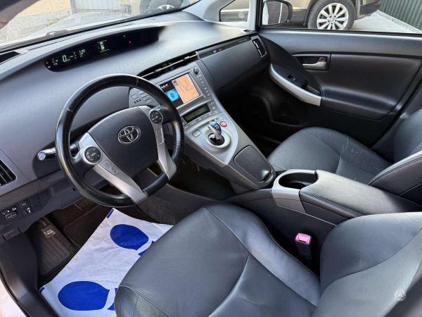 White Toyota Prius 2013 in Kaunas, with an engine capacity of 1.80 L and mileage of 330 thousand km for 7600 €, photo 9 on AUTOMOTO.COM.LV