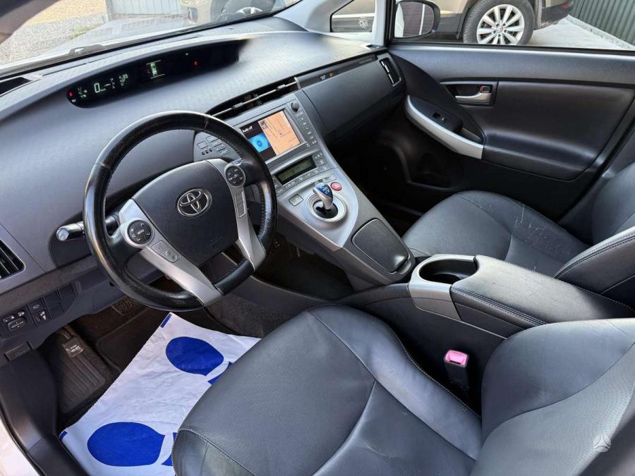 Белый Тойота Приус 2013 в Каунас, объемом двигателя 1.80 л и пробегом 330 тыс. км за 7600 €, фото 10 на AUTOMOTO.COM.LV