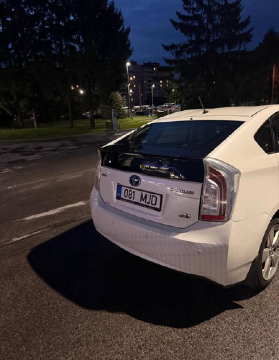 White Toyota Prius 2013 in Tallinn, with an engine capacity of 1.80 L and mileage of 473 thousand km for 4500 €, photo 3 on AUTOMOTO.COM.LV