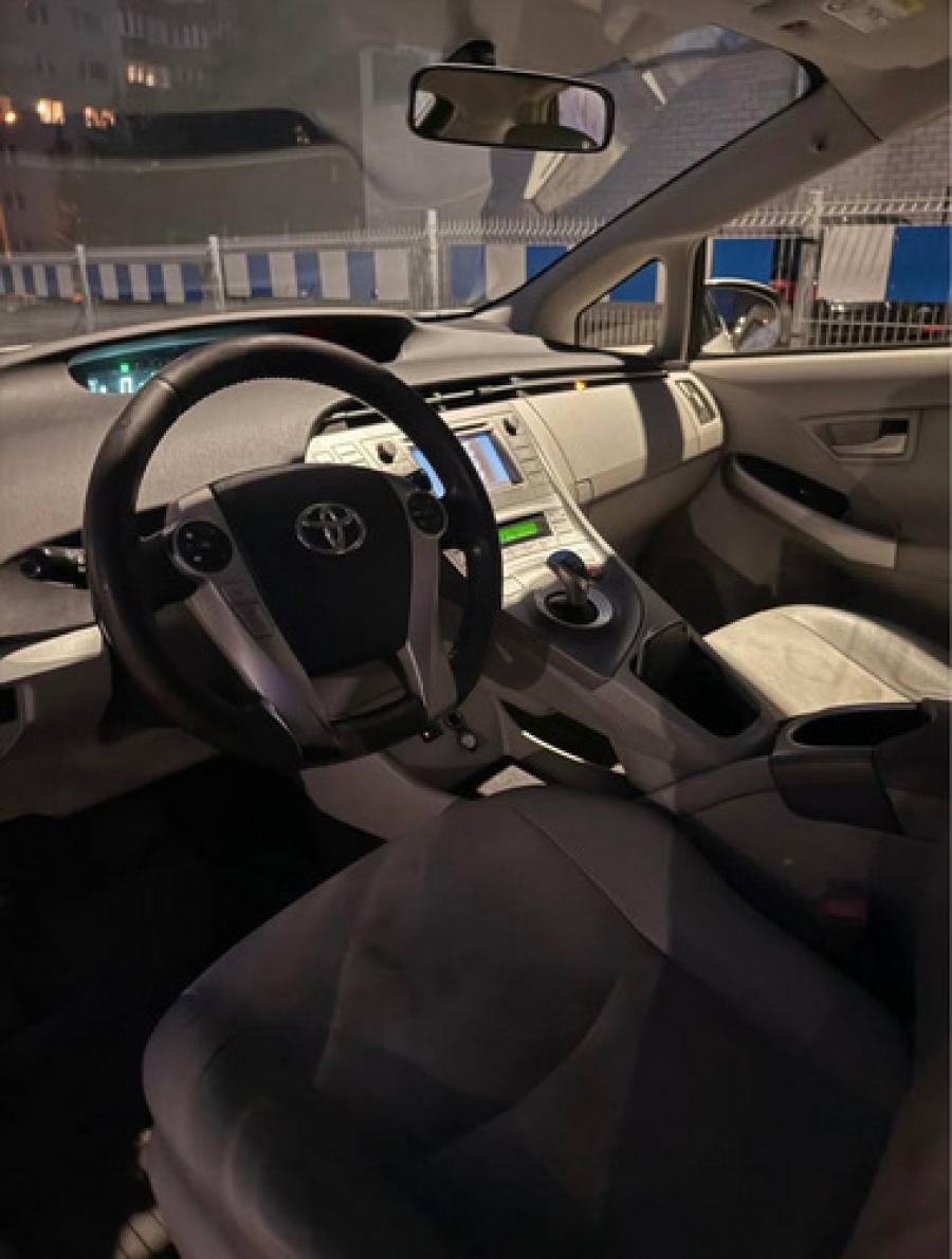 White Toyota Prius 2013 in Tallinn, with an engine capacity of 1.80 L and mileage of 473 thousand km for 4500 €, photo 5 on AUTOMOTO.COM.LV