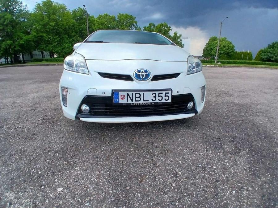 White Toyota Prius 2013 in Kaunas, with an engine capacity of 1.80 L and mileage of 356 thousand km for 7000 €, photo 1 on AUTOMOTO.COM.LV