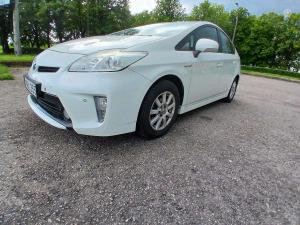 White Toyota Prius 2013 in Kaunas, with an engine capacity of 1.80 L and mileage of 356 thousand km for 7000 €, photo 3 on AUTOMOTO.COM.LV