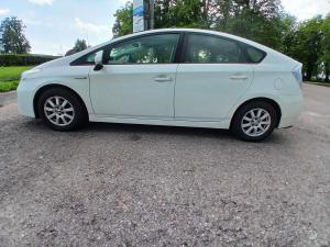 White Toyota Prius 2013 in Kaunas, with an engine capacity of 1.80 L and mileage of 356 thousand km for 7000 €, photo 4 on AUTOMOTO.COM.LV