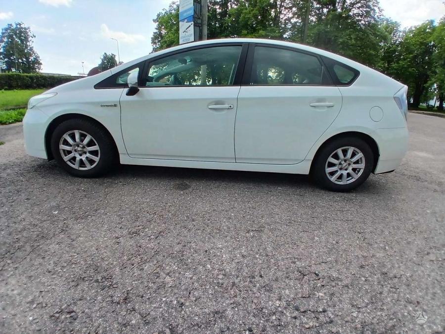 White Toyota Prius 2013 in Kaunas, with an engine capacity of 1.80 L and mileage of 356 thousand km for 7000 €, photo 4 on AUTOMOTO.COM.LV