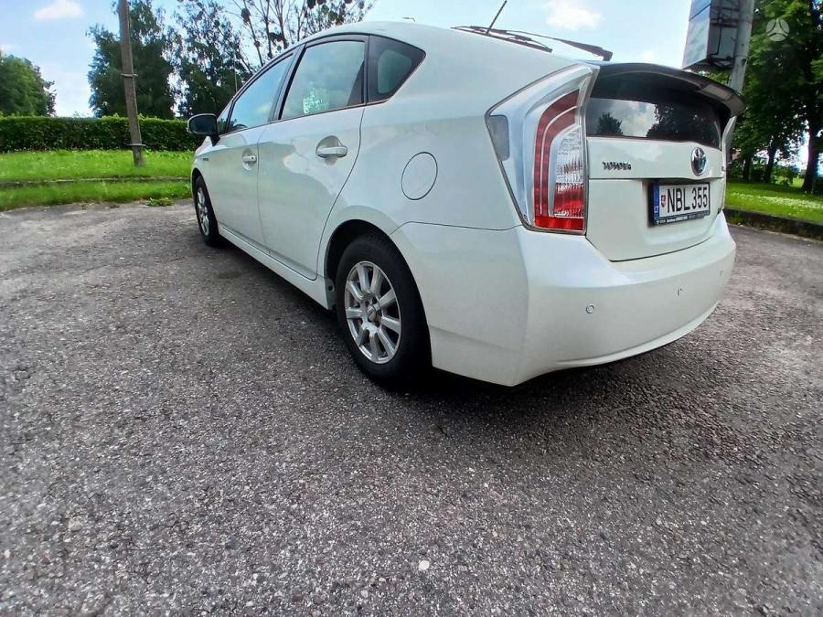 White Toyota Prius 2013 in Kaunas, with an engine capacity of 1.80 L and mileage of 356 thousand km for 7000 €, photo 5 on AUTOMOTO.COM.LV