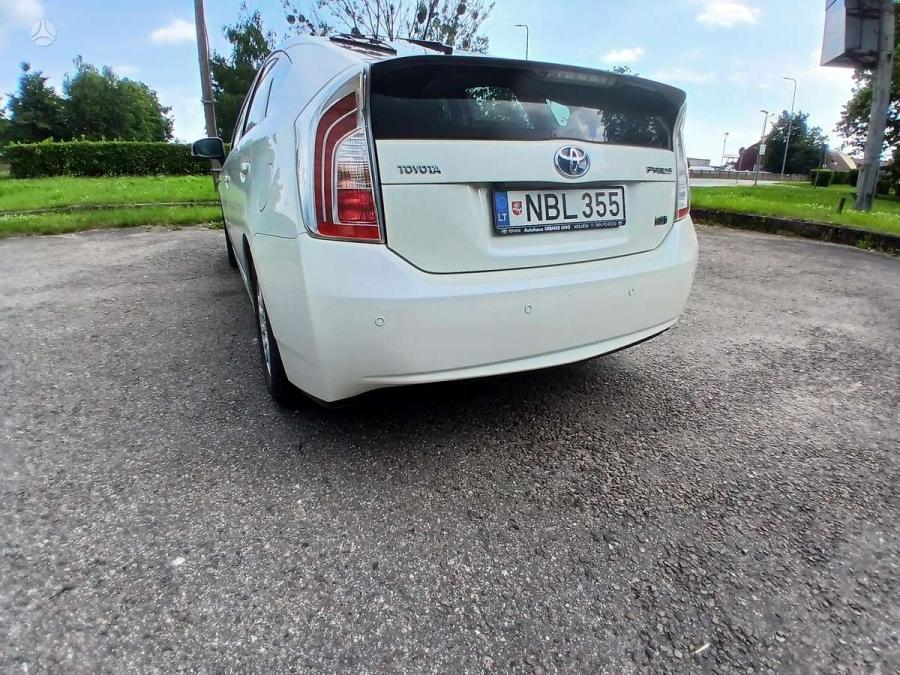 White Toyota Prius 2013 in Kaunas, with an engine capacity of 1.80 L and mileage of 356 thousand km for 7000 €, photo 6 on AUTOMOTO.COM.LV
