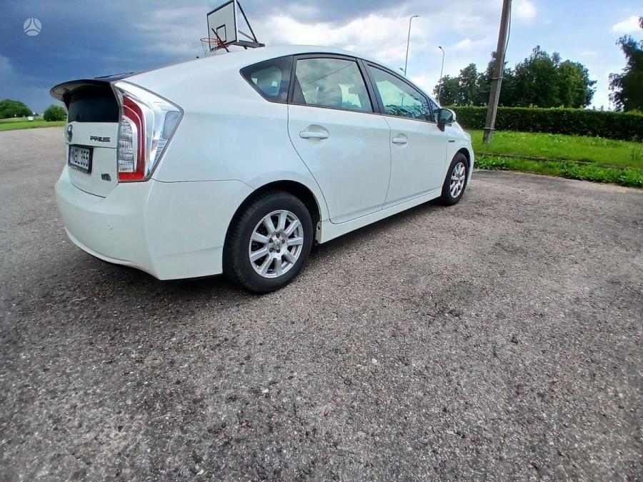 White Toyota Prius 2013 in Kaunas, with an engine capacity of 1.80 L and mileage of 356 thousand km for 7000 €, photo 7 on AUTOMOTO.COM.LV