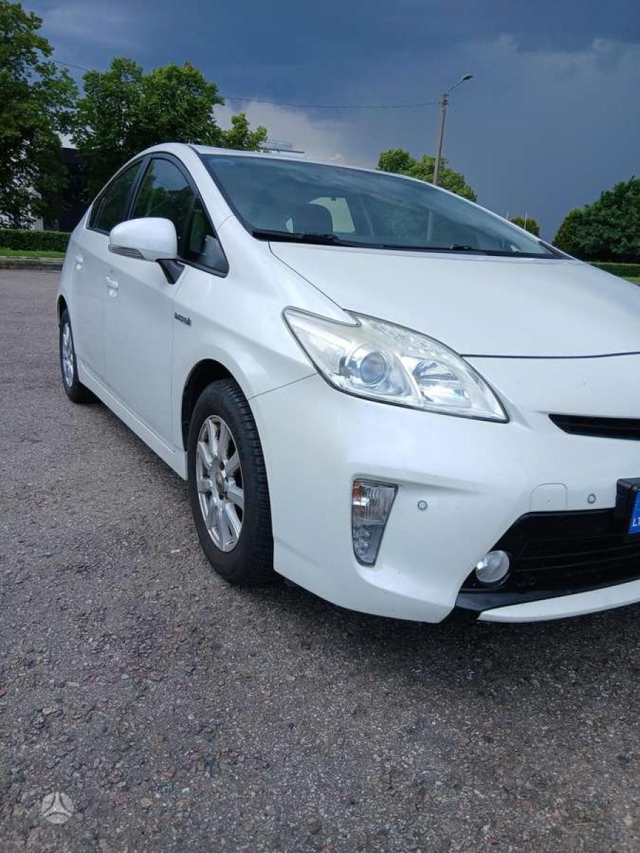 White Toyota Prius 2013 in Kaunas, with an engine capacity of 1.80 L and mileage of 356 thousand km for 7000 €, photo 9 on AUTOMOTO.COM.LV