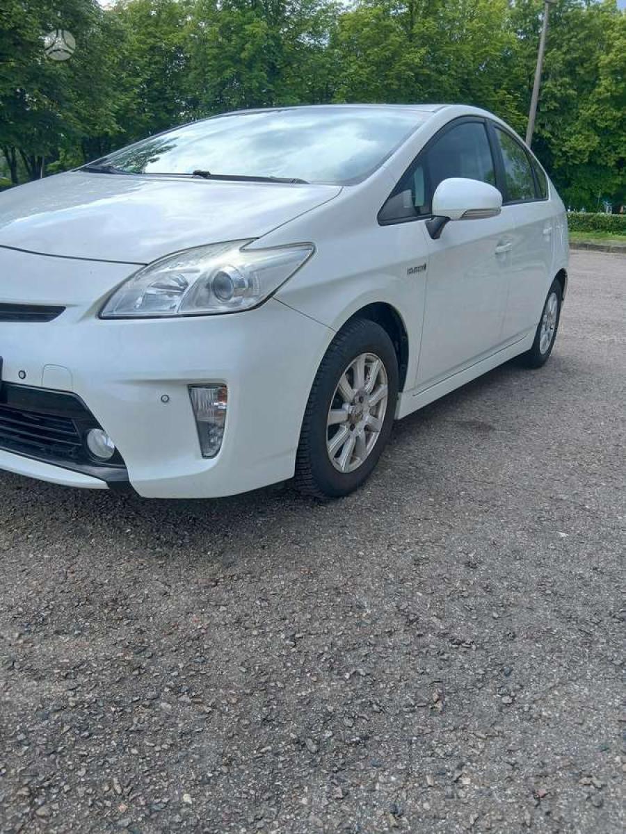 White Toyota Prius 2013 in Kaunas, with an engine capacity of 1.80 L and mileage of 356 thousand km for 7000 €, photo 10 on AUTOMOTO.COM.LV