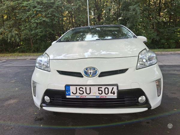 White Toyota Prius 2013 in Vilnius, with an engine capacity of 1.80 L and mileage of 218 thousand km for 8900 €, photo 3 on AUTOMOTO.COM.LV