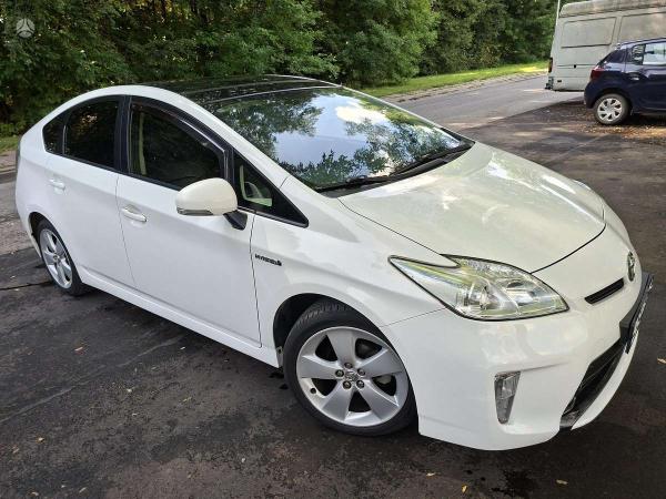 White Toyota Prius 2013 in Vilnius, with an engine capacity of 1.80 L and mileage of 218 thousand km for 8900 €, photo 4 on AUTOMOTO.COM.LV