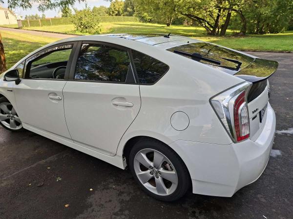 White Toyota Prius 2013 in Vilnius, with an engine capacity of 1.80 L and mileage of 218 thousand km for 8900 €, photo 7 on AUTOMOTO.COM.LV