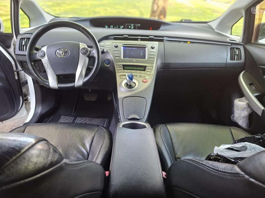 Balts Toyota Prius 2013 Viļņa, ar dzinēja tilpumu 1.80 L un nobraukumu 218 tūkst. km par 8900 €, foto 8 vietnē AUTOMOTO.COM.LV