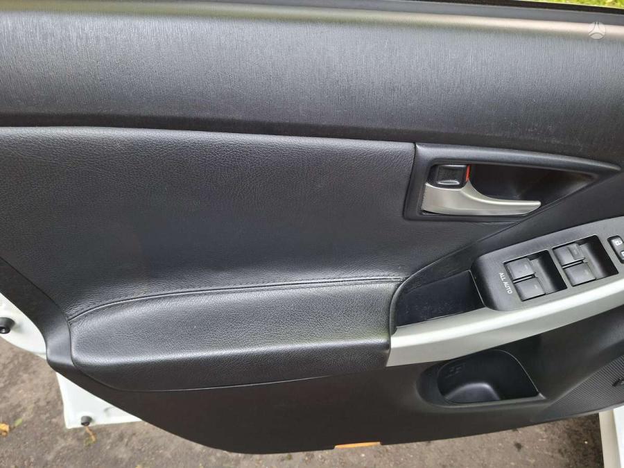 Balts Toyota Prius 2013 Viļņa, ar dzinēja tilpumu 1.80 L un nobraukumu 218 tūkst. km par 8900 €, foto 14 vietnē AUTOMOTO.COM.LV
