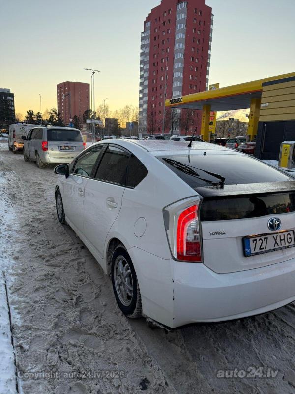 White Toyota Prius 2014 in Tallinn, with an engine capacity of 1.80 L and mileage of 500 thousand km for 6950 €, photo 2 on AUTOMOTO.COM.LV