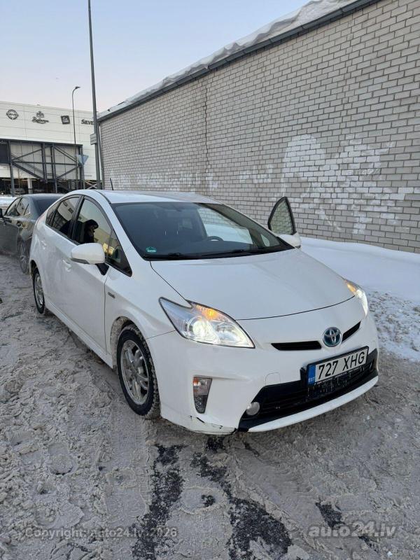 White Toyota Prius 2014 in Tallinn, with an engine capacity of 1.80 L and mileage of 500 thousand km for 6950 €, photo 3 on AUTOMOTO.COM.LV