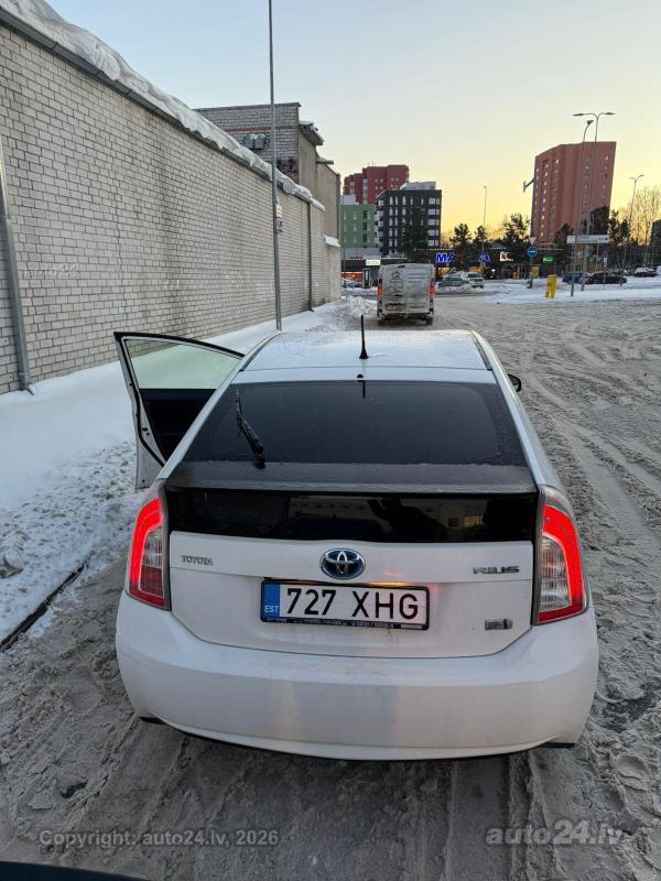 White Toyota Prius 2014 in Tallinn, with an engine capacity of 1.80 L and mileage of 500 thousand km for 6950 €, photo 5 on AUTOMOTO.COM.LV