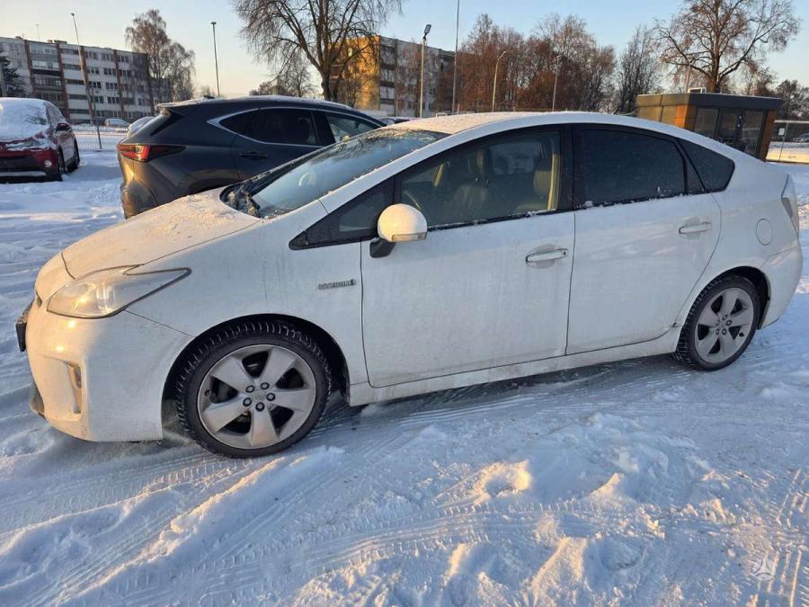 White Toyota Prius 2014 in Marijampole, with an engine capacity of 1.80 L and mileage of 206 thousand km for 9200 €, photo 2 on AUTOMOTO.COM.LV