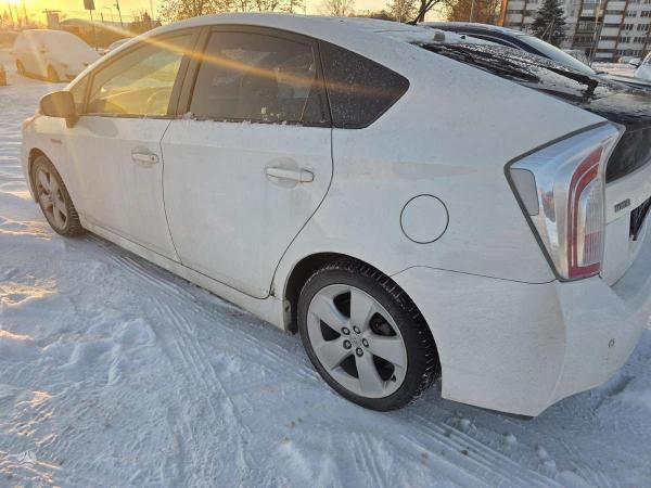 White Toyota Prius 2014 in Marijampole, with an engine capacity of 1.80 L and mileage of 206 thousand km for 9200 €, photo 3 on AUTOMOTO.COM.LV