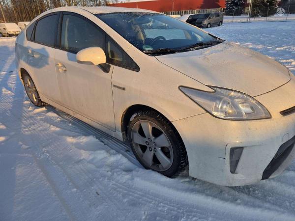 White Toyota Prius 2014 in Marijampole, with an engine capacity of 1.80 L and mileage of 206 thousand km for 9200 €, photo 5 on AUTOMOTO.COM.LV