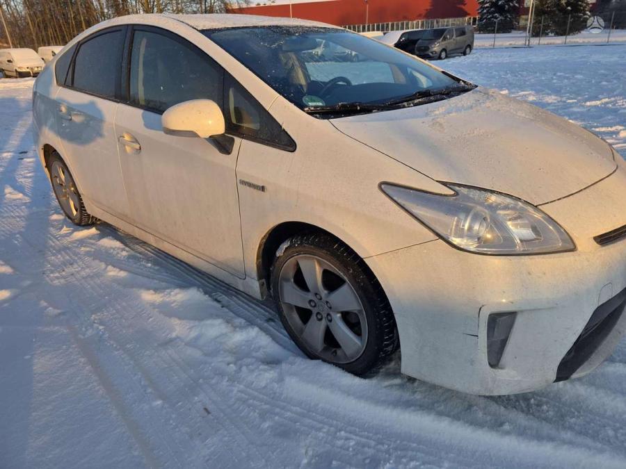 White Toyota Prius 2014 in Marijampole, with an engine capacity of 1.80 L and mileage of 206 thousand km for 9200 €, photo 5 on AUTOMOTO.COM.LV