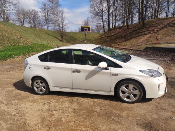 White Toyota Prius 2014 in Kaunas, with an engine capacity of 1.80 L and mileage of 243 thousand km for 8500 €, photo 3 on AUTOMOTO.COM.LV