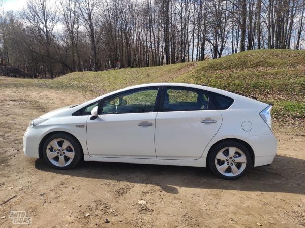 White Toyota Prius 2014 in Kaunas, with an engine capacity of 1.80 L and mileage of 243 thousand km for 8500 €, photo 5 on AUTOMOTO.COM.LV
