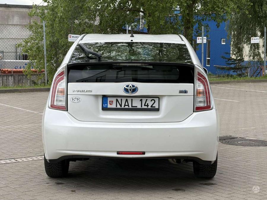 Белый Тойота Приус 2014 в Вильнюс, объемом двигателя 1.80 л и пробегом 129 тыс. км за 8500 €, фото 5 на AUTOMOTO.COM.LV