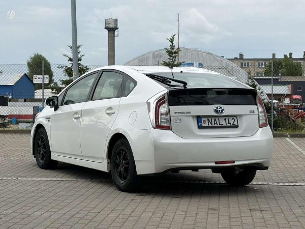 Balts Toyota Prius 2014 Viļņa, ar dzinēja tilpumu 1.80 L un nobraukumu 129 tūkst. km par 8500 €, foto 6 vietnē AUTOMOTO.COM.LV