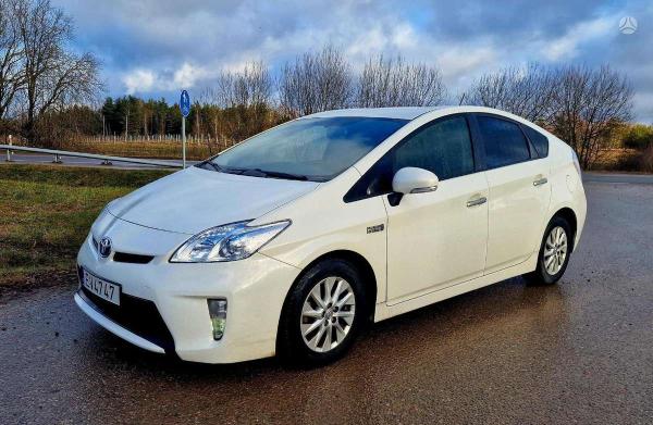 White Toyota Prius 2015 in Vilnius, with an engine capacity of 1.80 L and mileage of 289 thousand km for 9500 €, photo 1 on AUTOMOTO.COM.LV