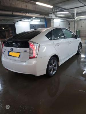 White Toyota Prius 2015 in Siauliai, with an engine capacity of 1.80 L and mileage of 153 thousand km for 10500 €, photo 5 on AUTOMOTO.COM.LV