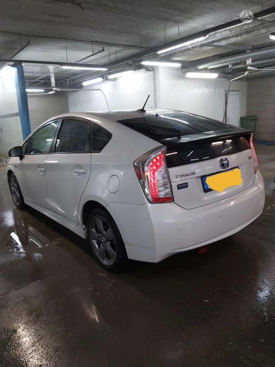 White Toyota Prius 2015 in Siauliai, with an engine capacity of 1.80 L and mileage of 153 thousand km for 10500 €, photo 6 on AUTOMOTO.COM.LV