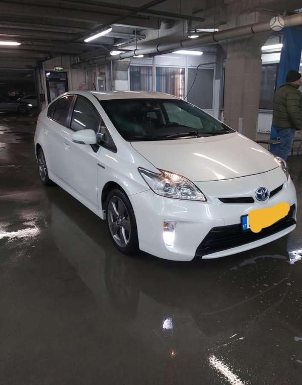 White Toyota Prius 2015 in Siauliai, with an engine capacity of 1.80 L and mileage of 153 thousand km for 10500 €, photo 7 on AUTOMOTO.COM.LV