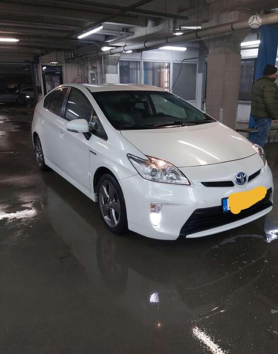 White Toyota Prius 2015 in Siauliai, with an engine capacity of 1.80 L and mileage of 153 thousand km for 10500 €, photo 7 on AUTOMOTO.COM.LV