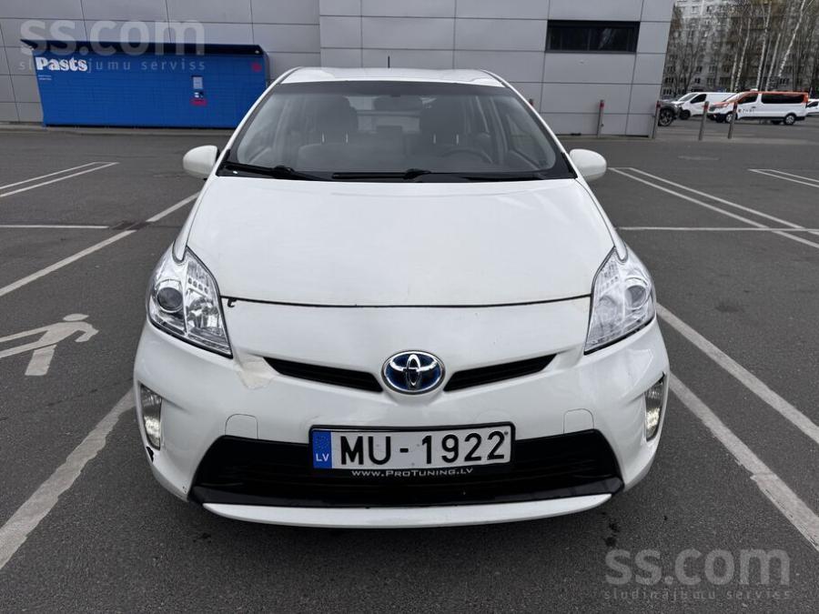 Balts Toyota Prius 2015 Rīga, ar dzinēja tilpumu 1.80 L un nobraukumu 254 tūkst. km par 5100 €, foto 1 vietnē AUTOMOTO.COM.LV