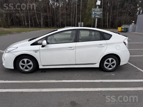 Balts Toyota Prius 2015 Rīga, ar dzinēja tilpumu 1.80 L un nobraukumu 254 tūkst. km par 5100 €, foto 3 vietnē AUTOMOTO.COM.LV