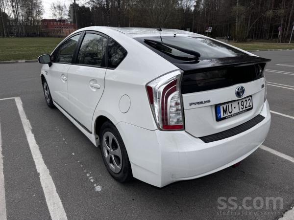 Balts Toyota Prius 2015 Rīga, ar dzinēja tilpumu 1.80 L un nobraukumu 254 tūkst. km par 5100 €, foto 4 vietnē AUTOMOTO.COM.LV